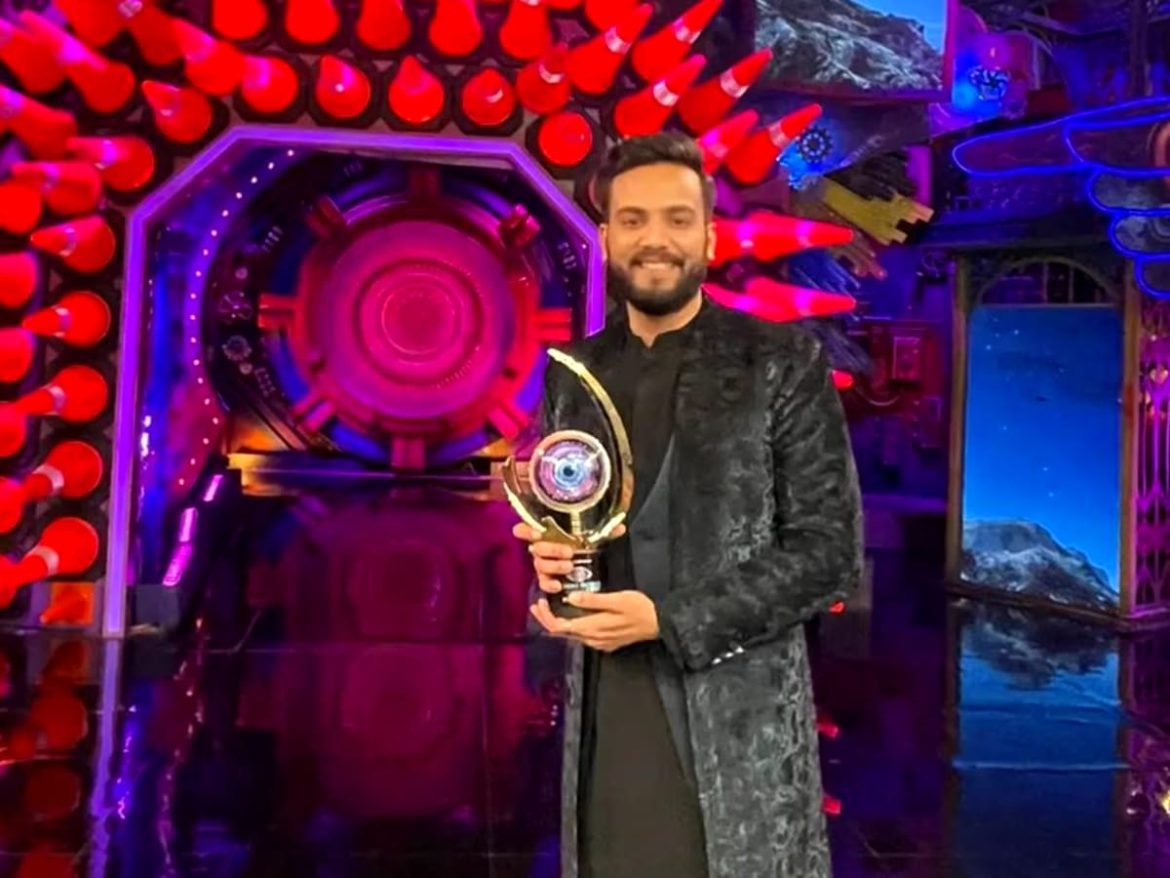 Bigg Boss Ott 2 Finale Elvish Yadav Lifts The Trophy Beats Abhishek